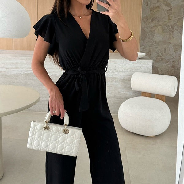 Kate™ | Schlichter Jumpsuit mit V-Ausschnitt und Rüschen – Sadaro